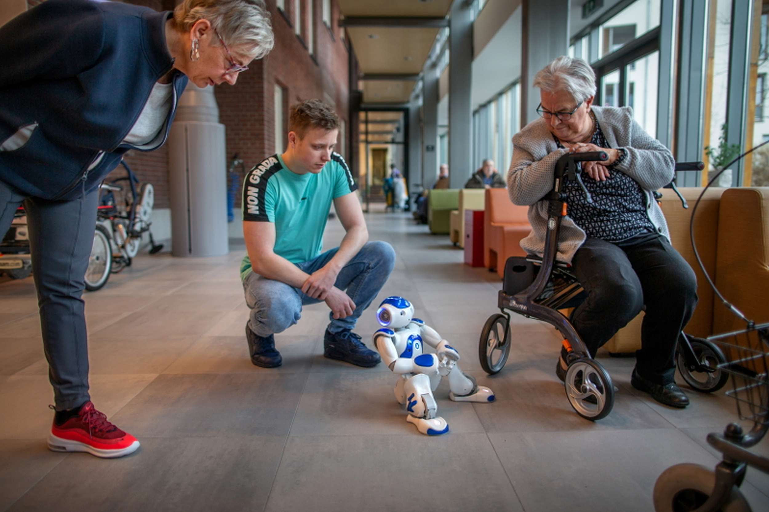 Gaat die robot ons straks verzorgen? - Robot Phi