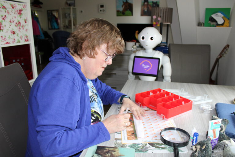 Robot Phi ontpopt zich tot hartsvriendin in de zorg - Robot Phi